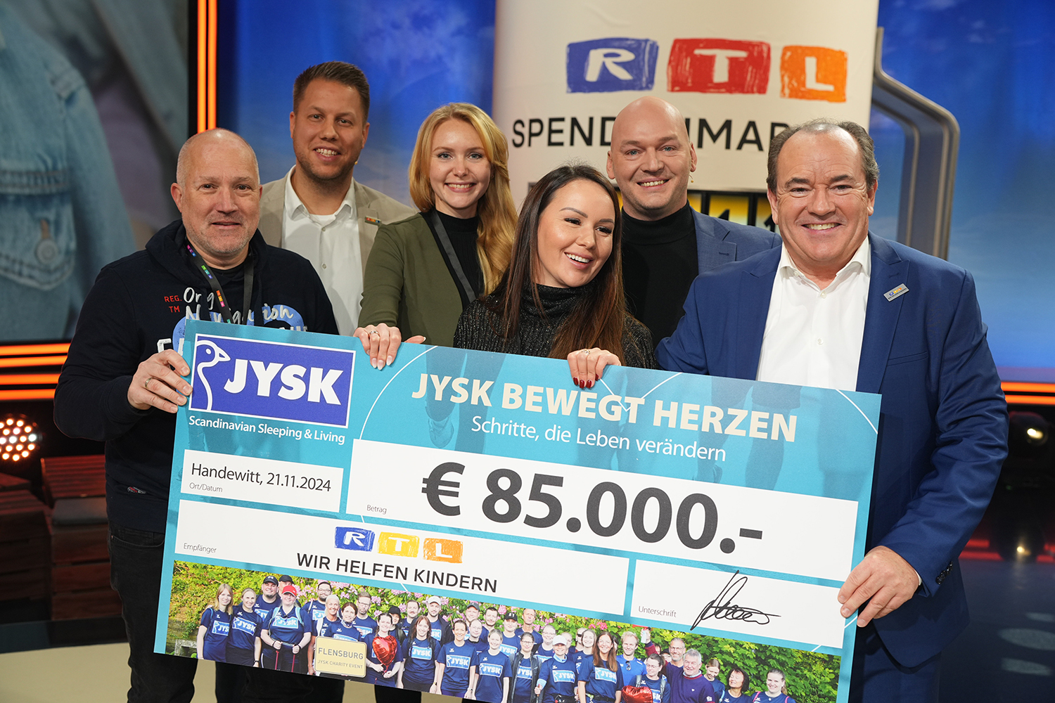 JYSK übergibt einen Scheck über 85.000,- Euro beim RTL Spendenmarathon | GOJYSK.com